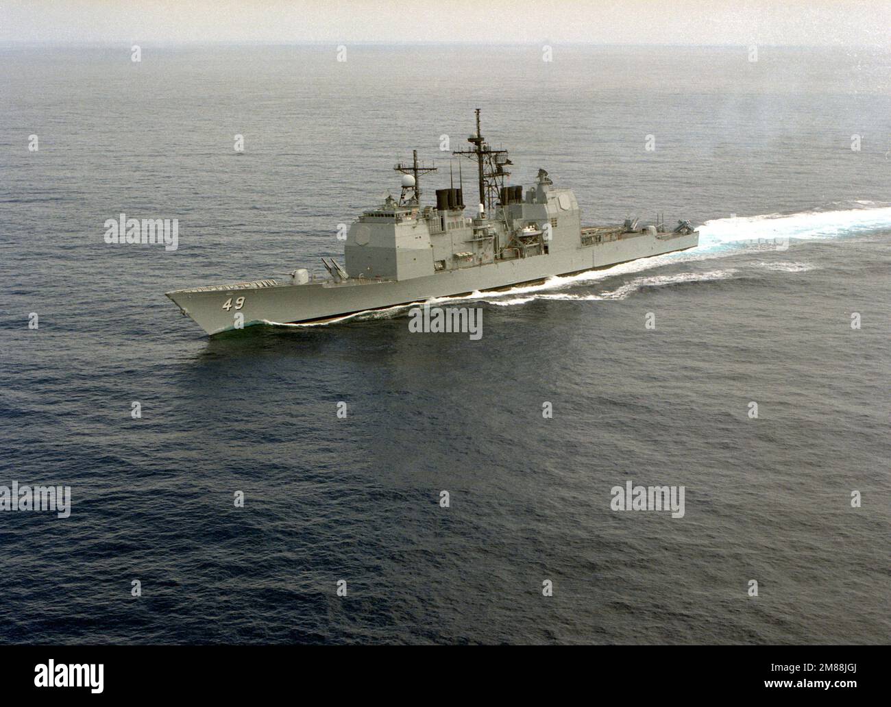A port bow view of the guided missile cruiser USS VINCENNES (CG-49 ...
