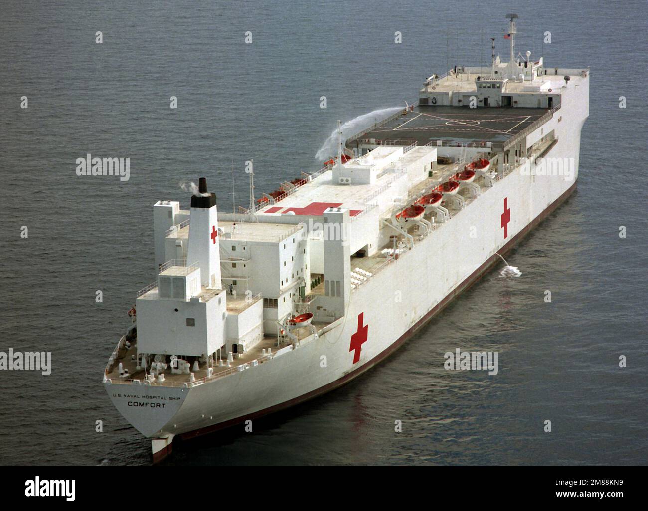 A starboard quarter view of the hospital ship USNS COMFORT (T-AH-20 ...