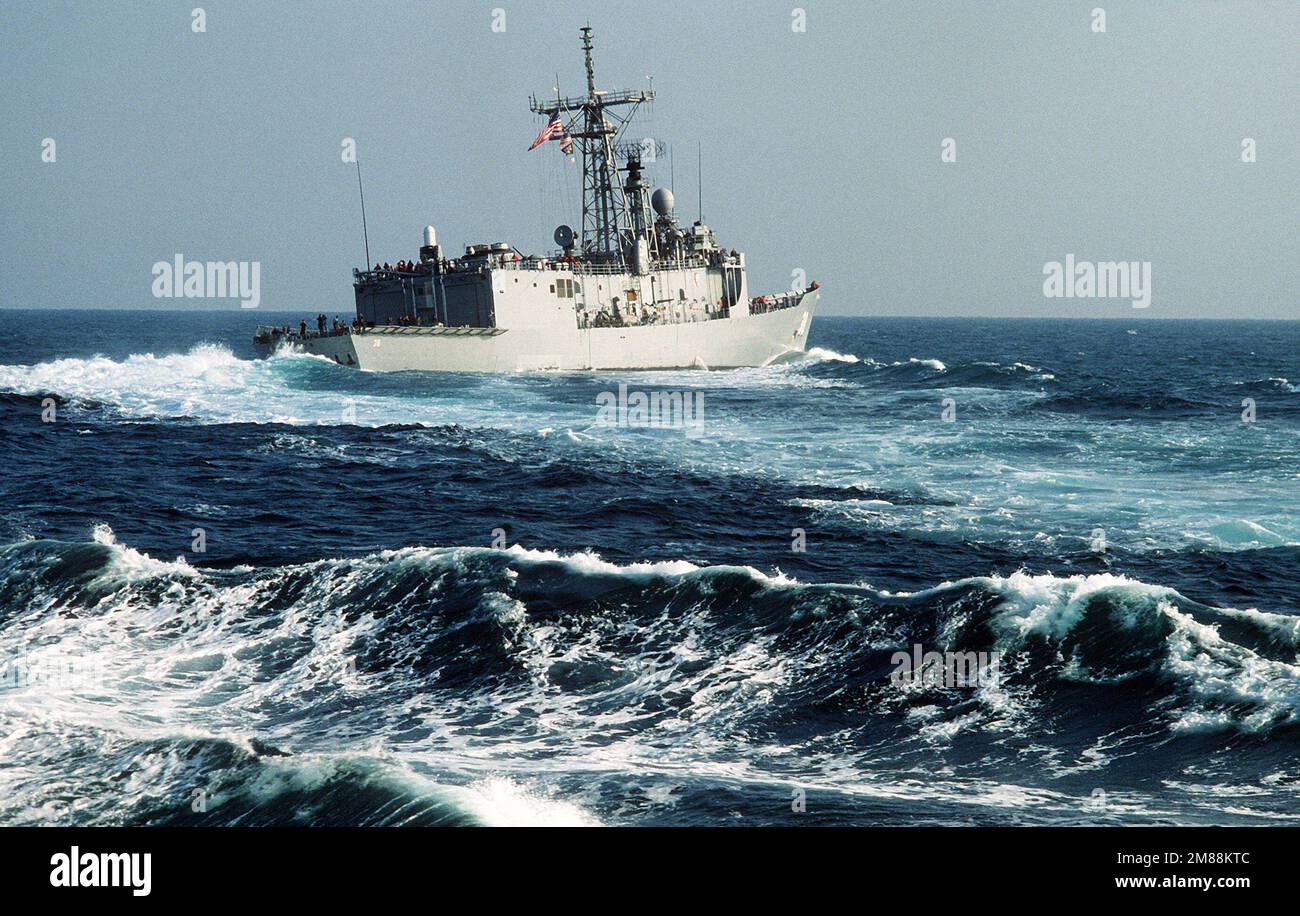 The guided missile frigate USS CURTS (FFG-38) executes a high-speed ...