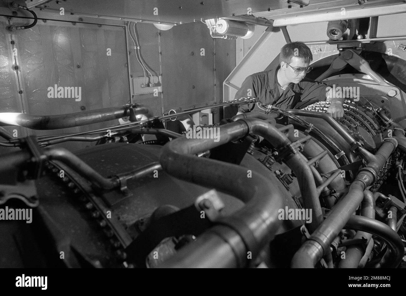 DN-SN-88-03869. Base: USS Ford (FFG 54 Stock Photo - Alamy