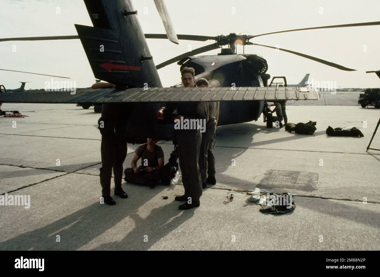 Members of the 101st Airborne Division Airmobile crew assemble a UH-60 ...