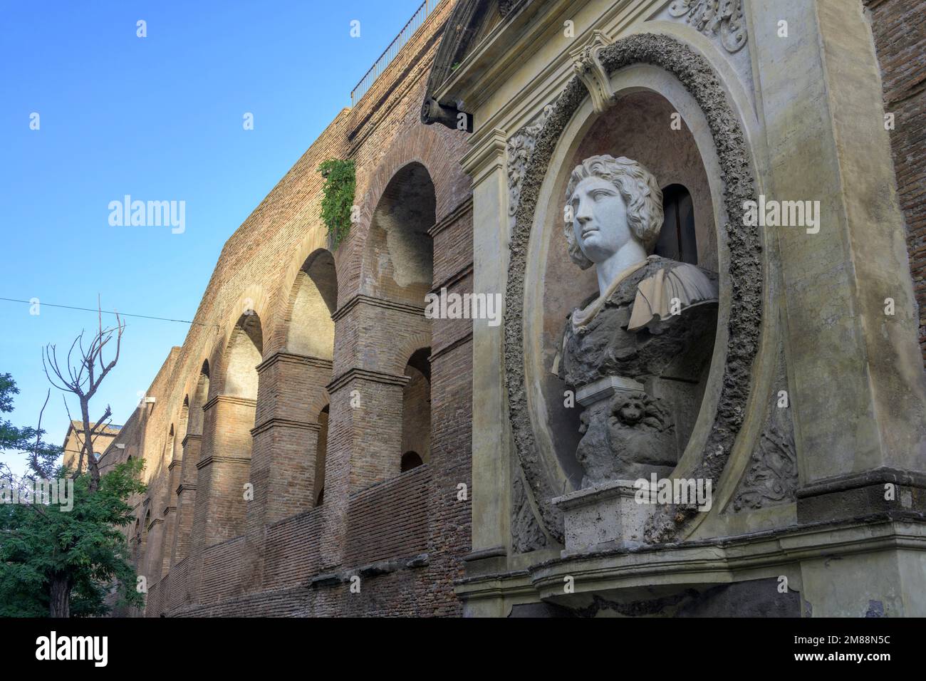 Sculpture on wall rome hi-res stock photography and images - Alamy