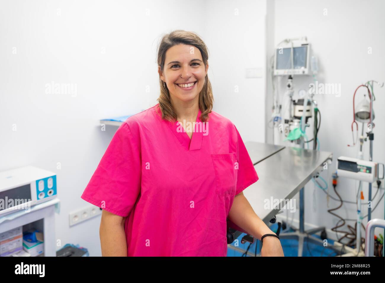 Female vet in medical uniform hi-res stock photography and images - Alamy