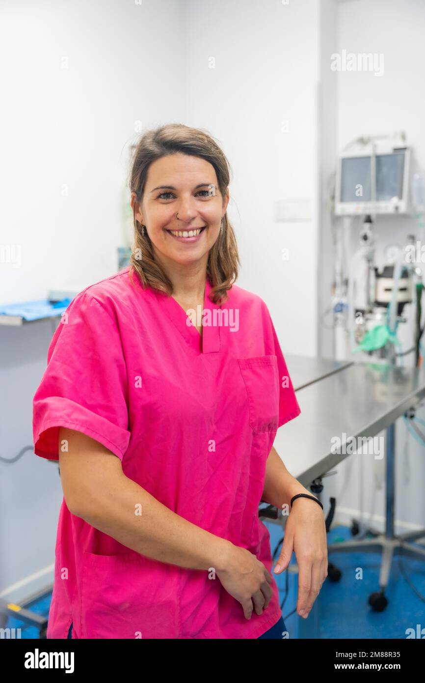 Female vet in medical uniform hi-res stock photography and images - Alamy