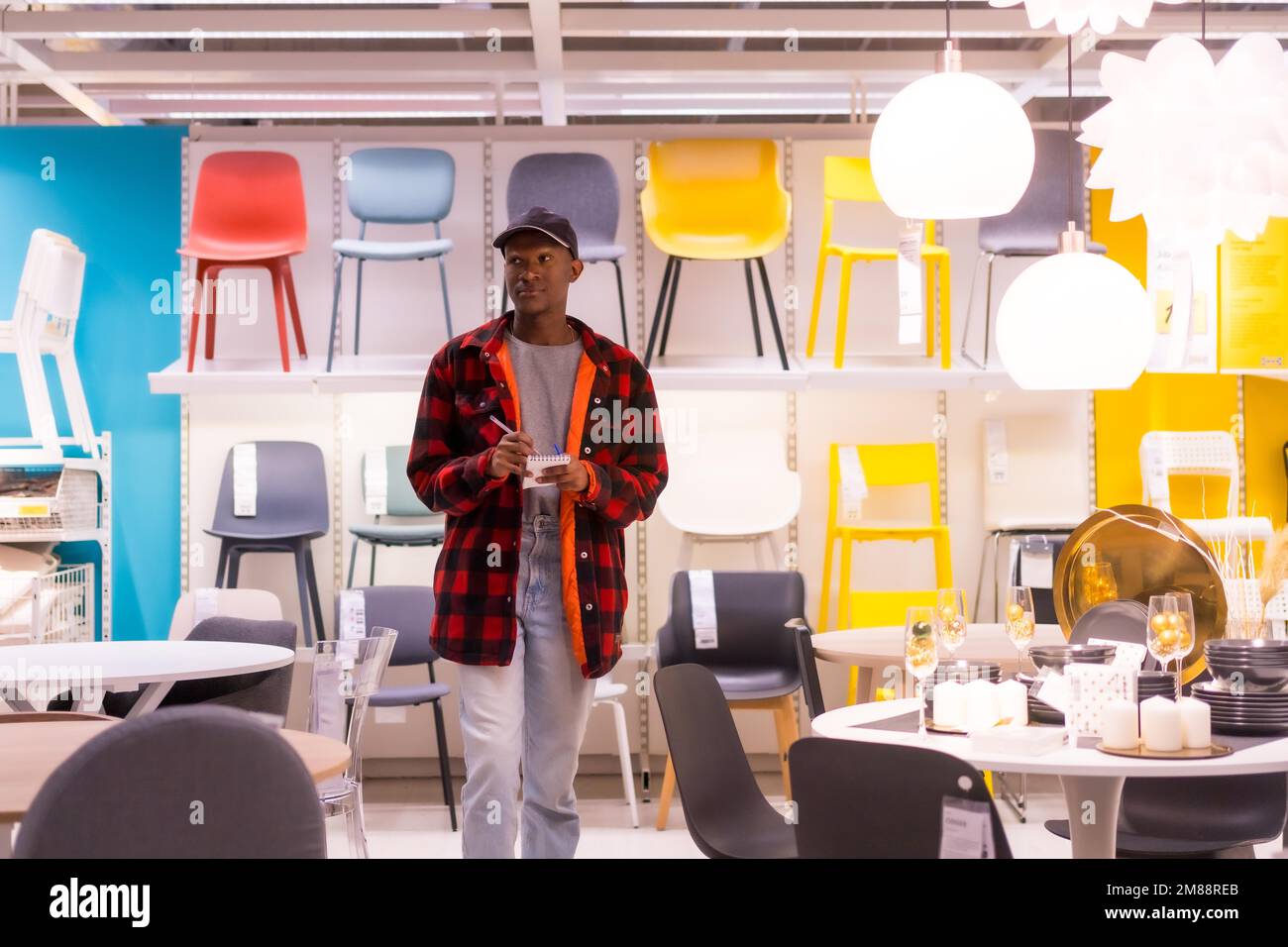 Black store interior hi-res stock photography and images - Alamy