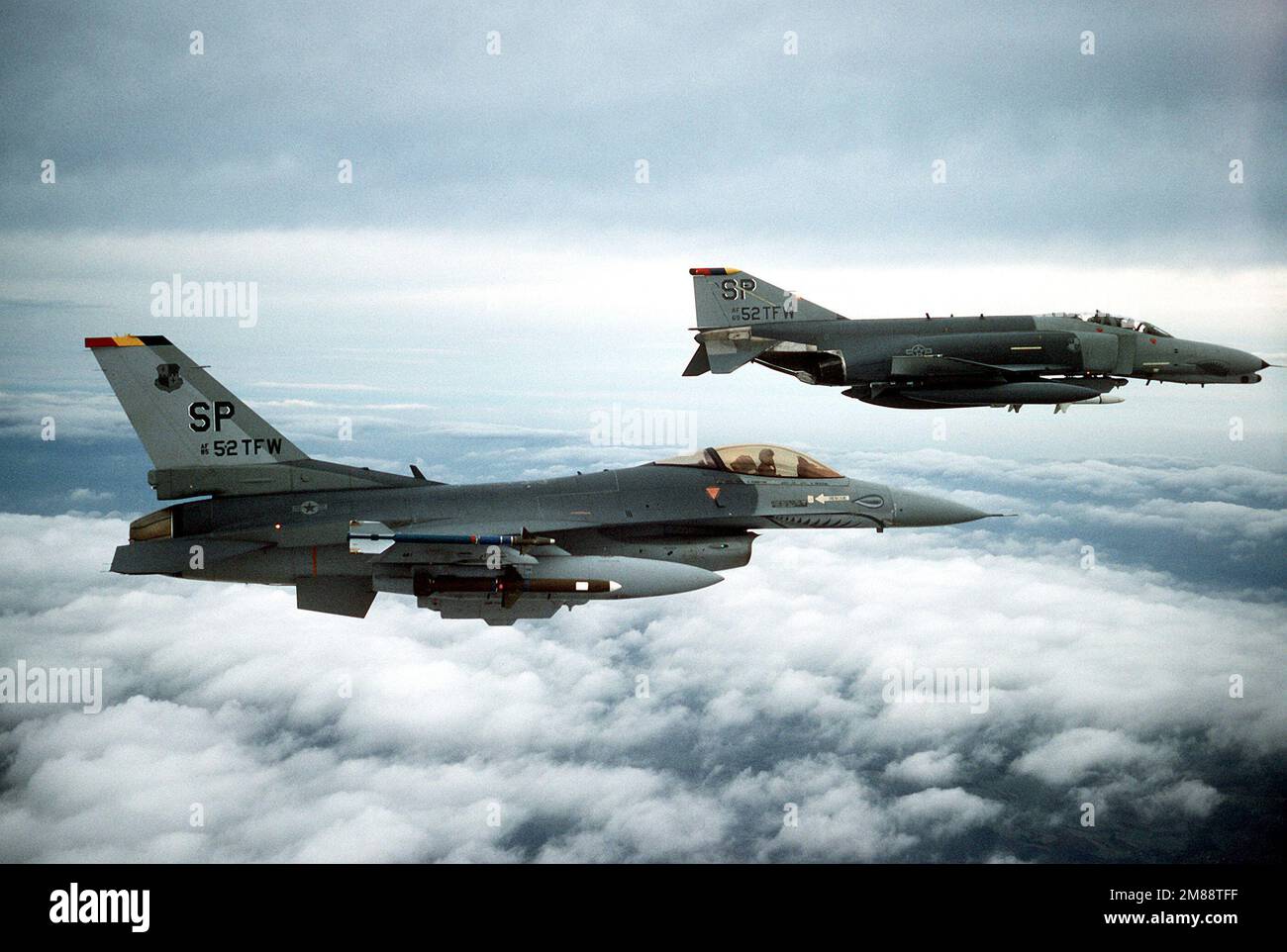 An air-to-air right side view of an F-16C Fighting Falcon aircraft ...