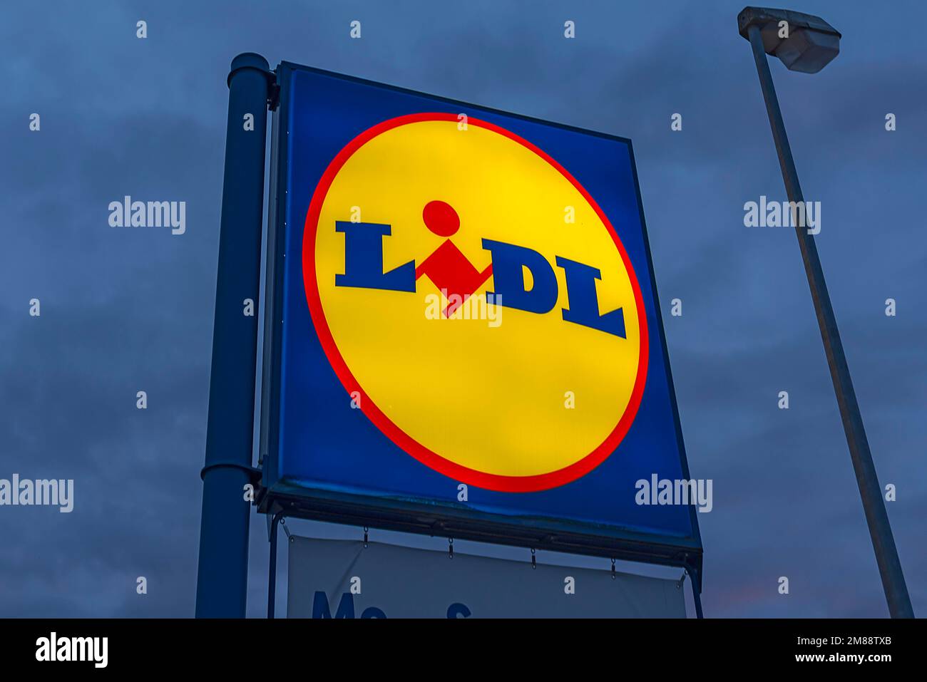 Lidl logo illuminated at night, Bavaria, Germany Stock Photo - Alamy
