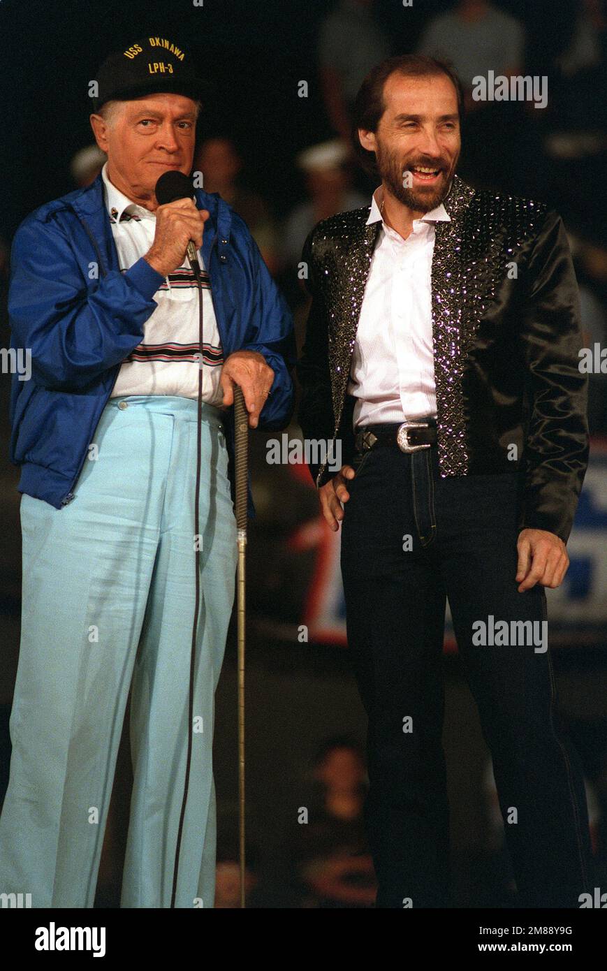 Entertainer Bob Hope and singer Lee Greenwood perform during a United ...