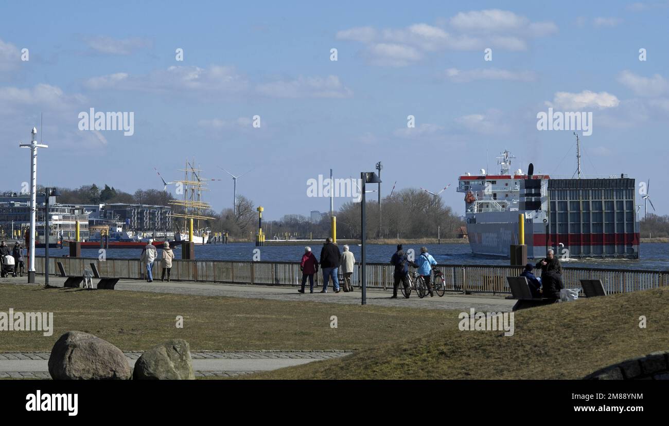 Bremen Vegesack, start of the maritime mile, On the Weser an arriving ...