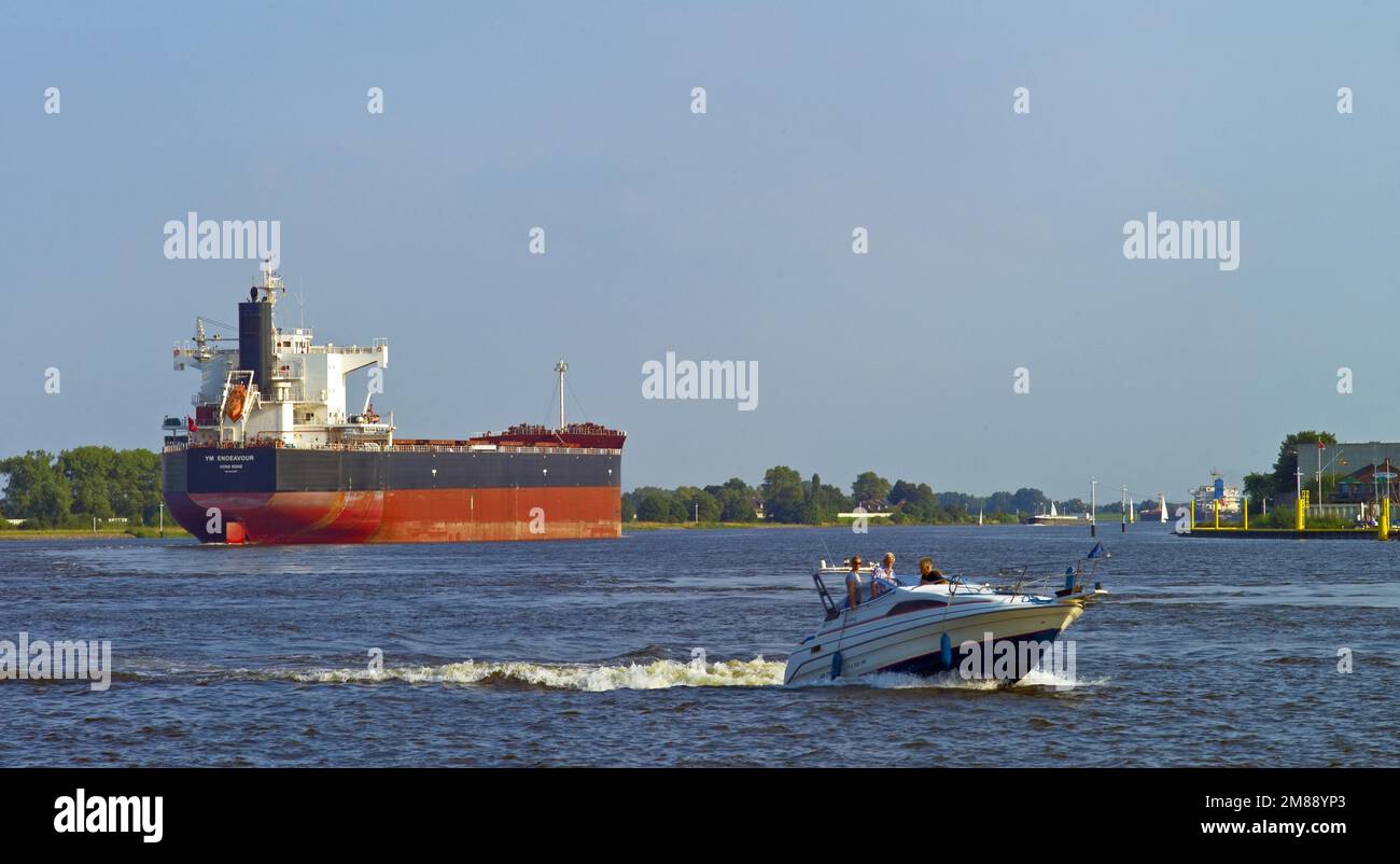 Bulk Carrier YM Endeavour and a pleasure boat on the Weser near Bremen ...