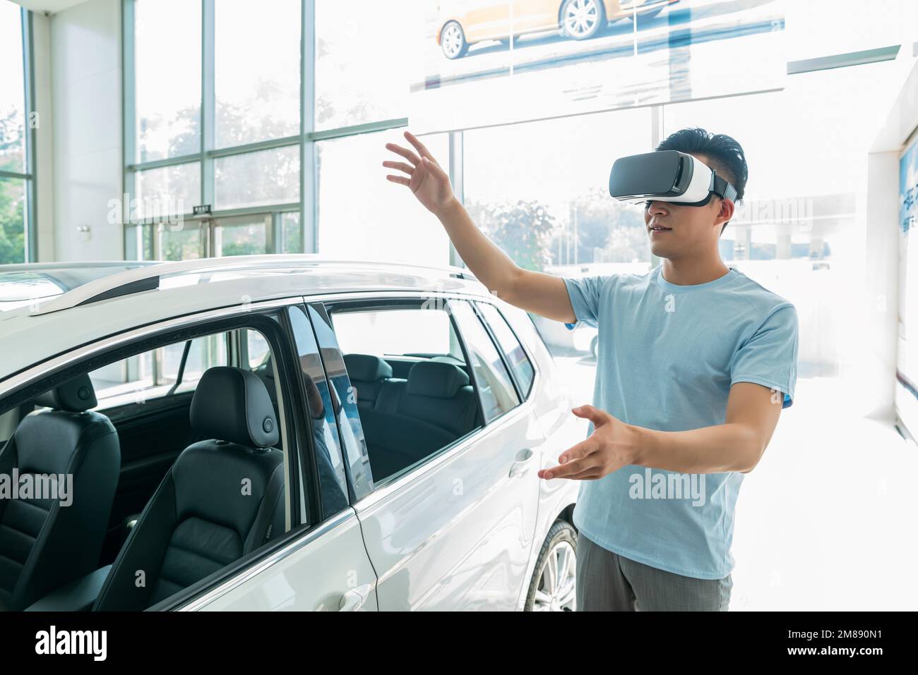 4 s shop customer analog drive experience Stock Photo - Alamy