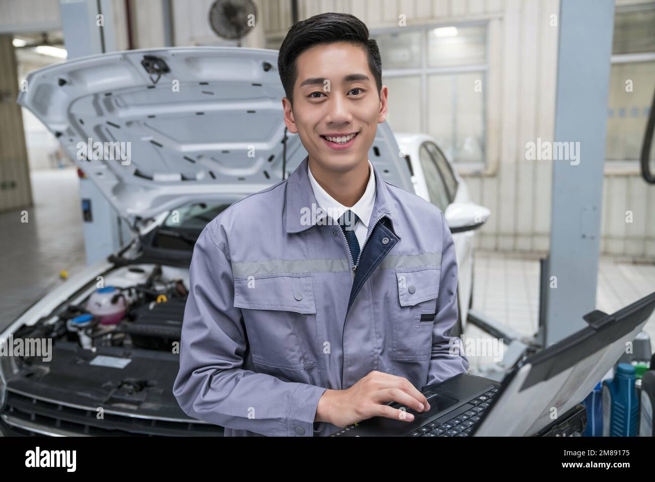 Repair shop mechanics researchers Stock Photo - Alamy