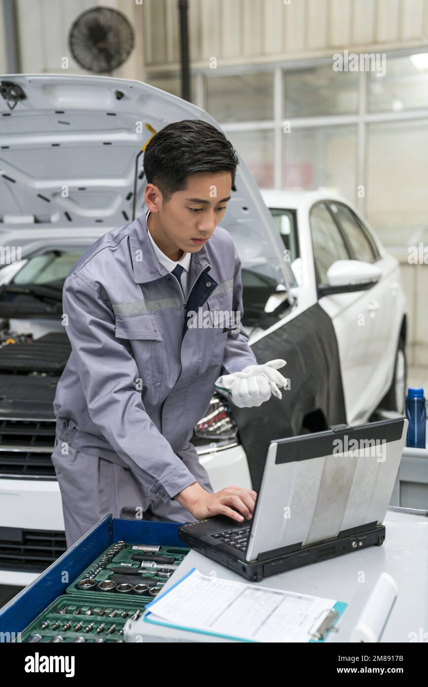 Repair shop mechanics researchers Stock Photo - Alamy