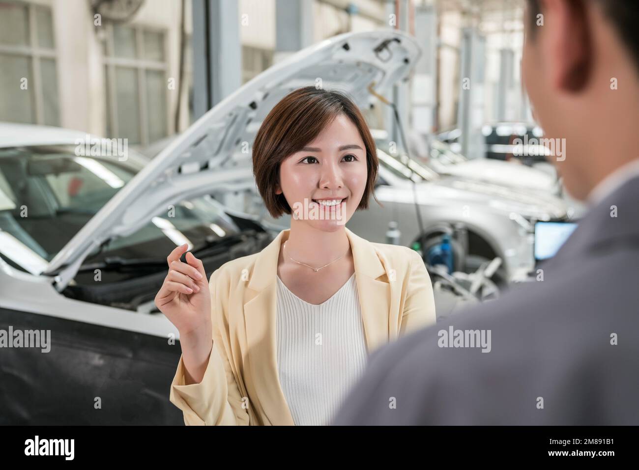 Repair shop mechanics of personnel with the customer Stock Photo - Alamy