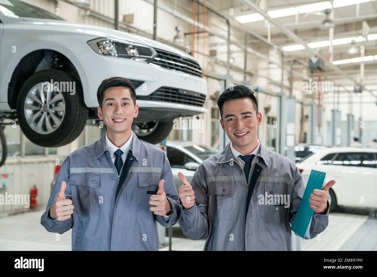 Team auto mechanics two hi-res stock photography and images - Alamy