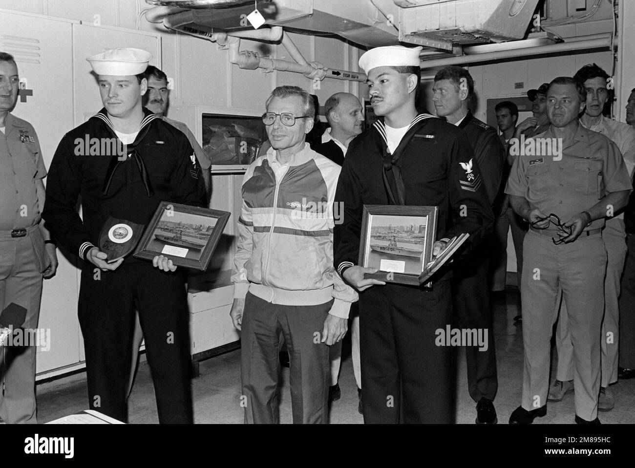 Uss okinawa lph hi-res stock photography and images - Alamy