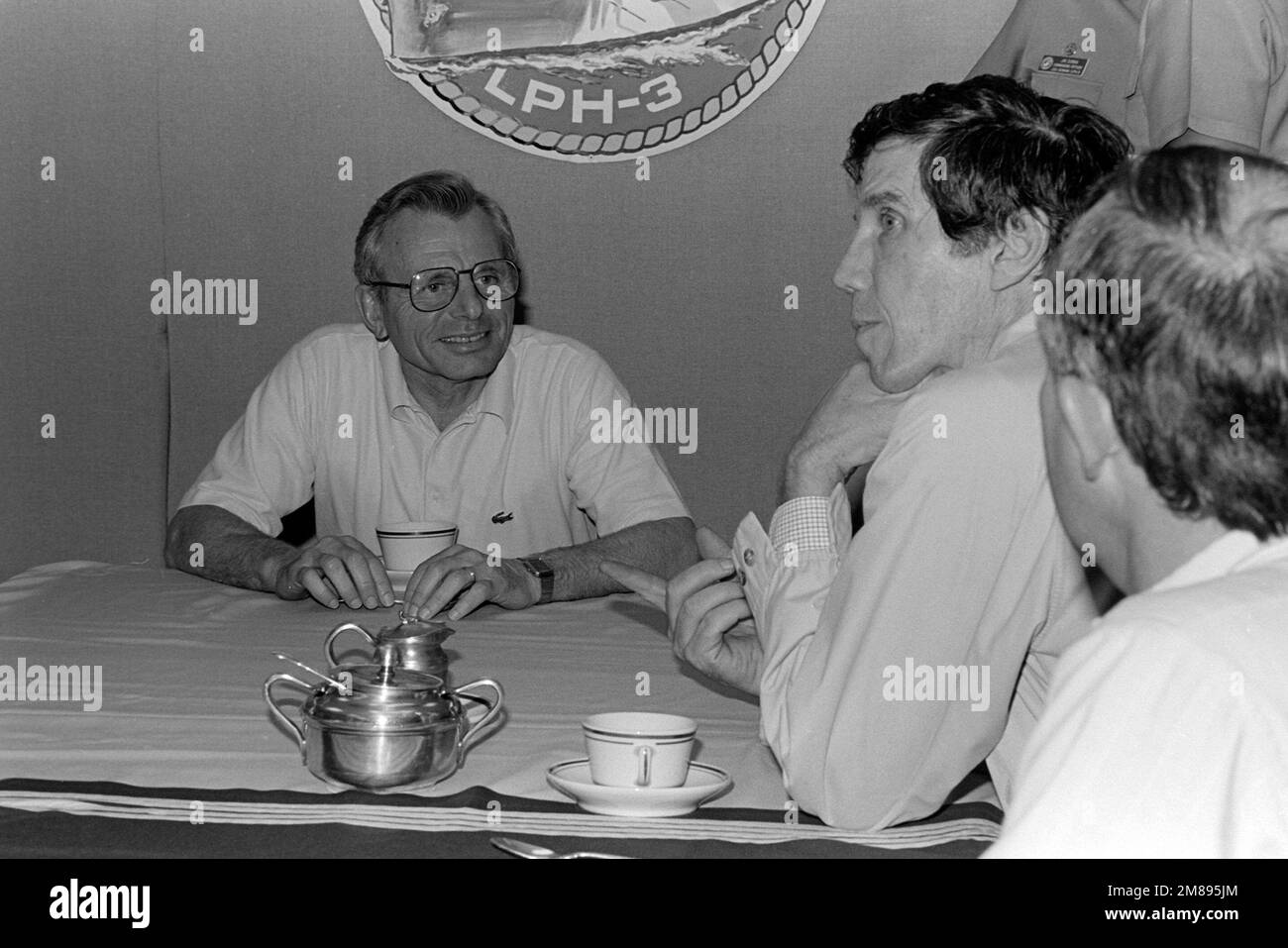 Uss okinawa lph hi-res stock photography and images - Alamy