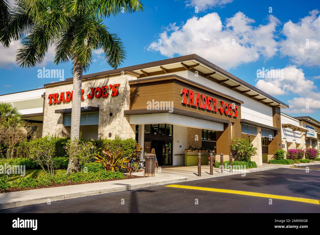 Davie, FL, USA - January 12, 2023: Photo of Trader Joes at Tower Shops ... Davie, FL, USA - January 12, 2023: Photo of Trader Joes at Tower Shops ...