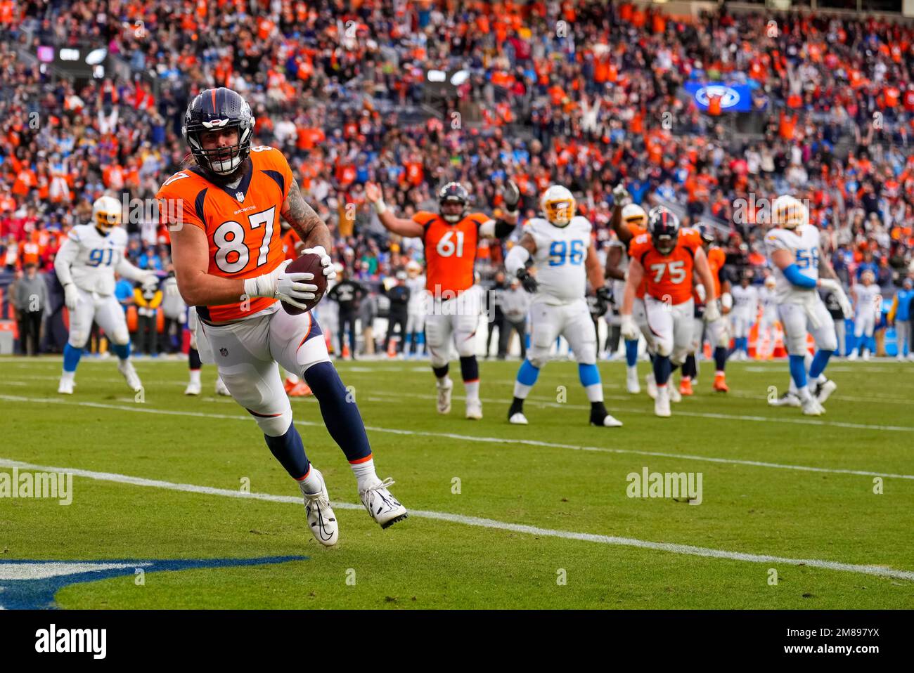 Denver Broncos tight end Eric Tomlinson (87) scores a touchdown against ...