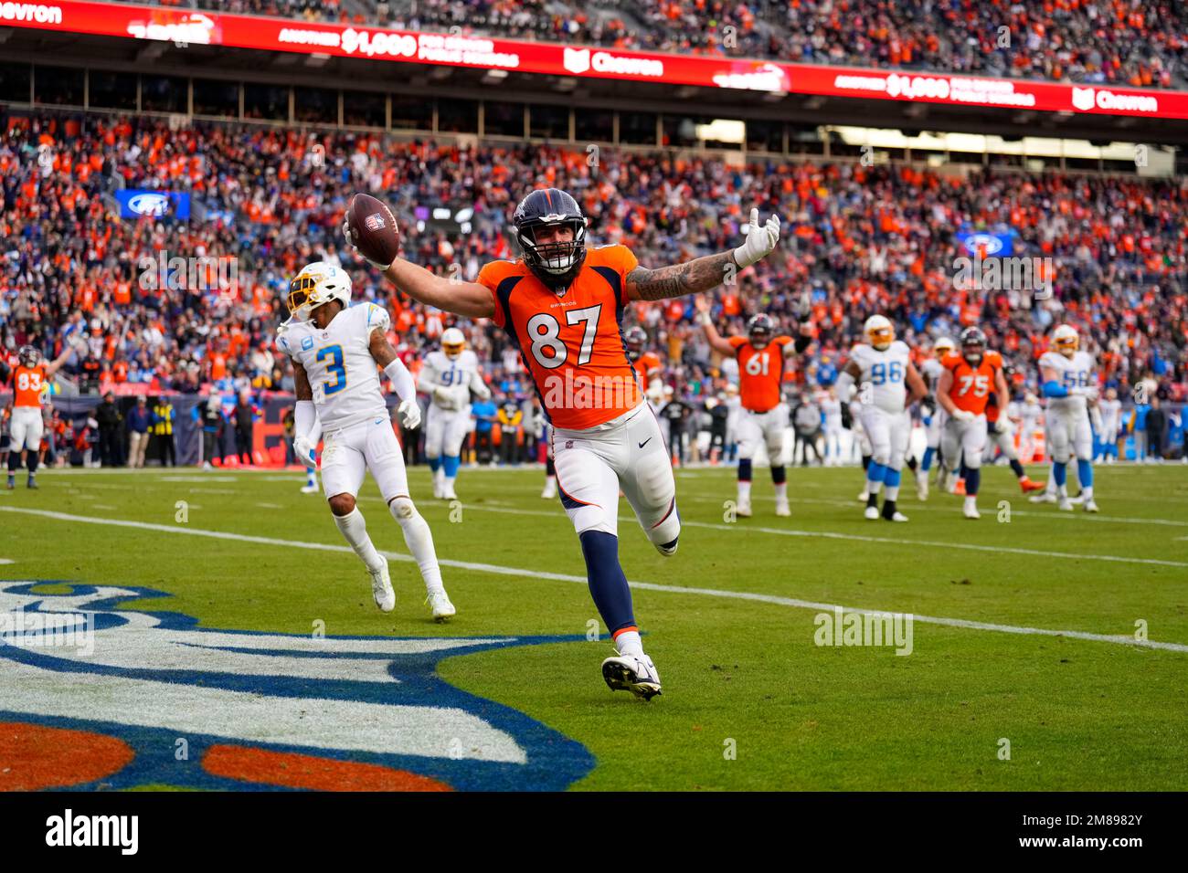 Denver Broncos tight end Eric Tomlinson (87) scores a touchdown against ...