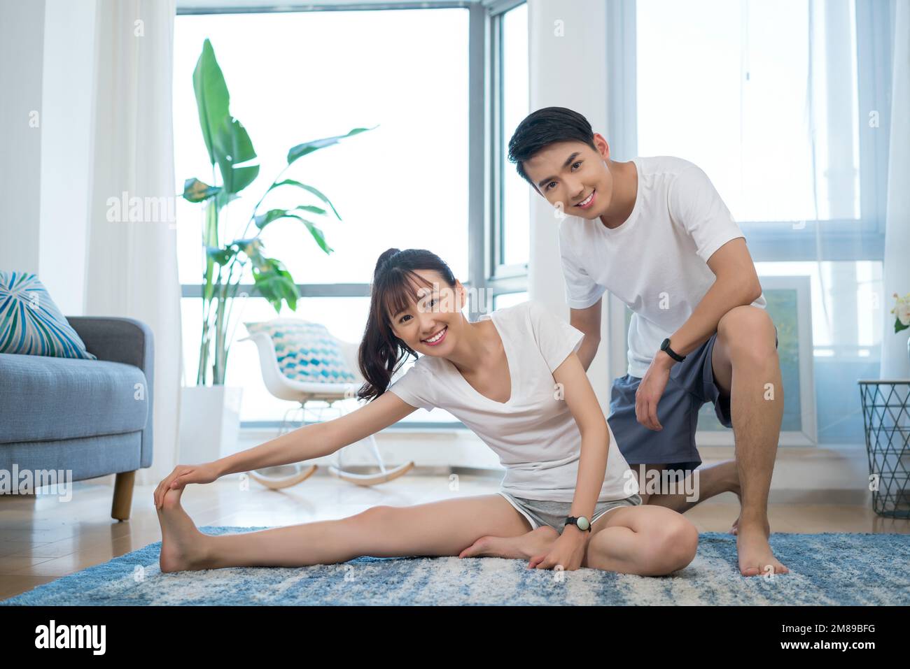 Young men leg press hi-res stock photography and images - Alamy