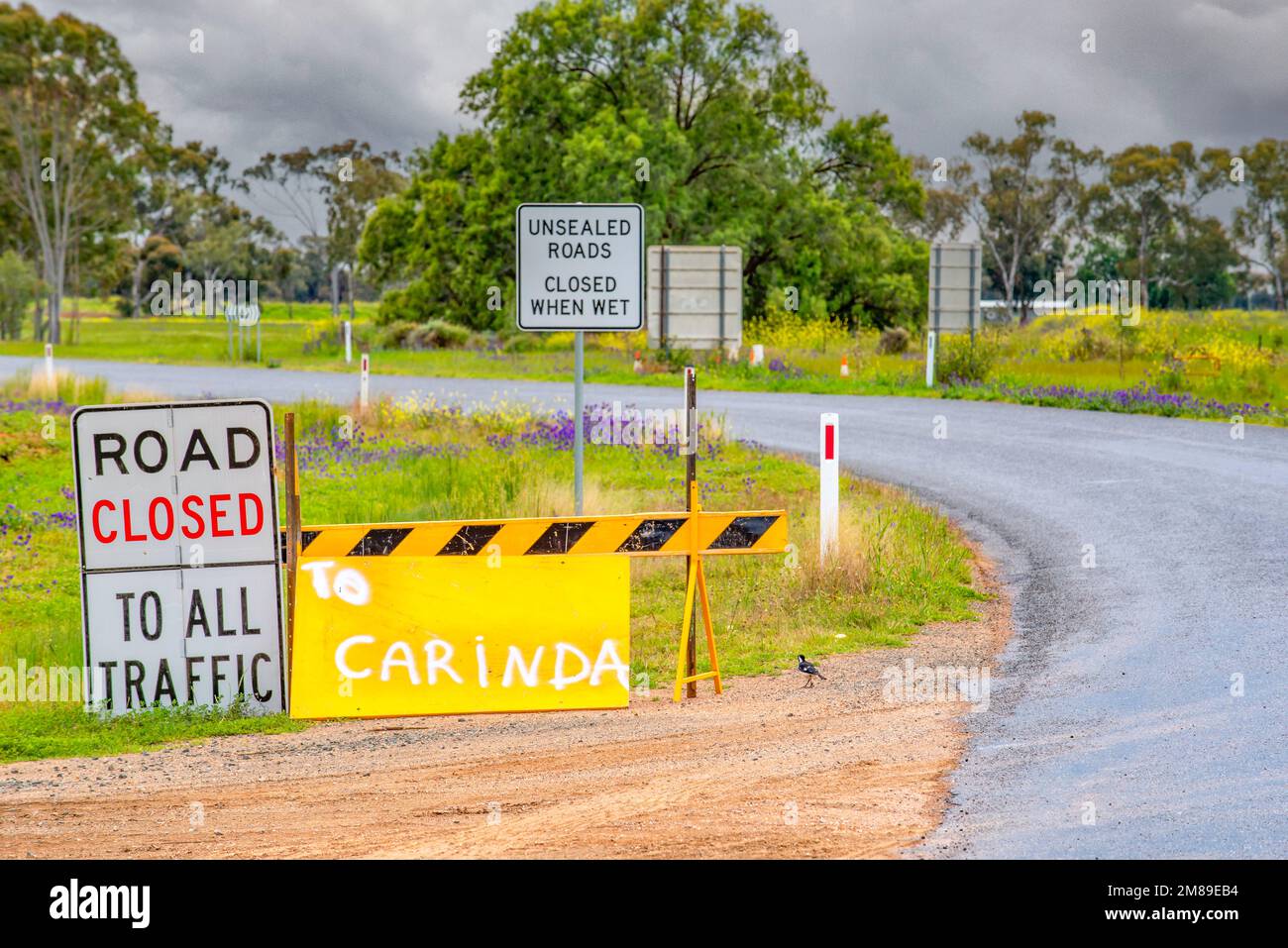 Sept 2022: Road Closed sign, flood warning sign, unsealed road warning ...