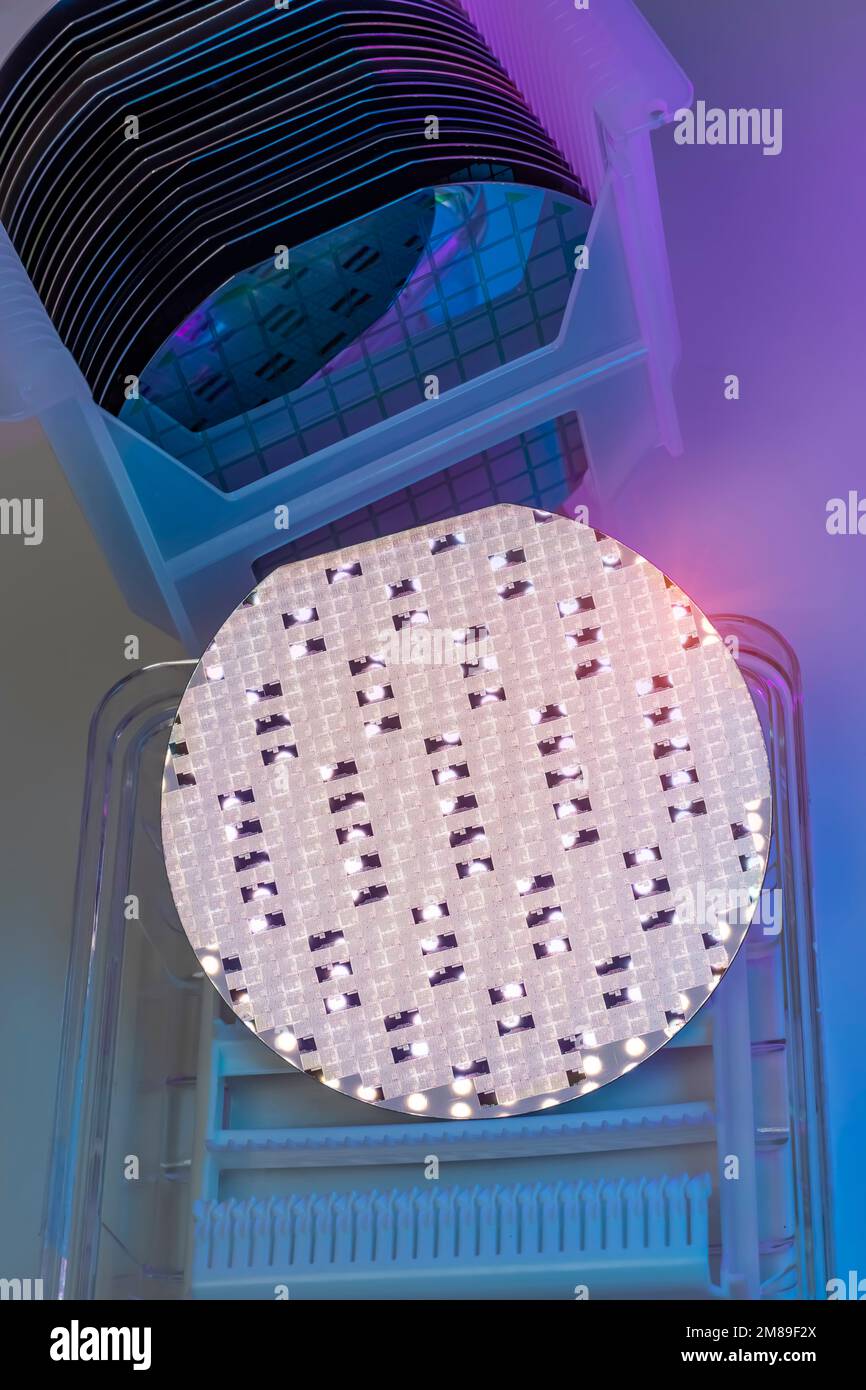 Silicon wafer manufacturing hi-res stock photography and images - Alamy