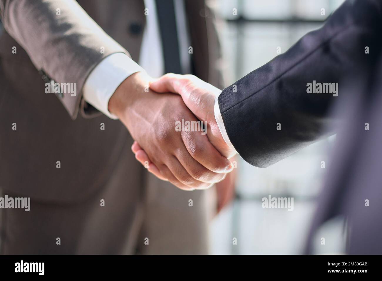 Handshake greeting hi-res stock photography and images - Alamy