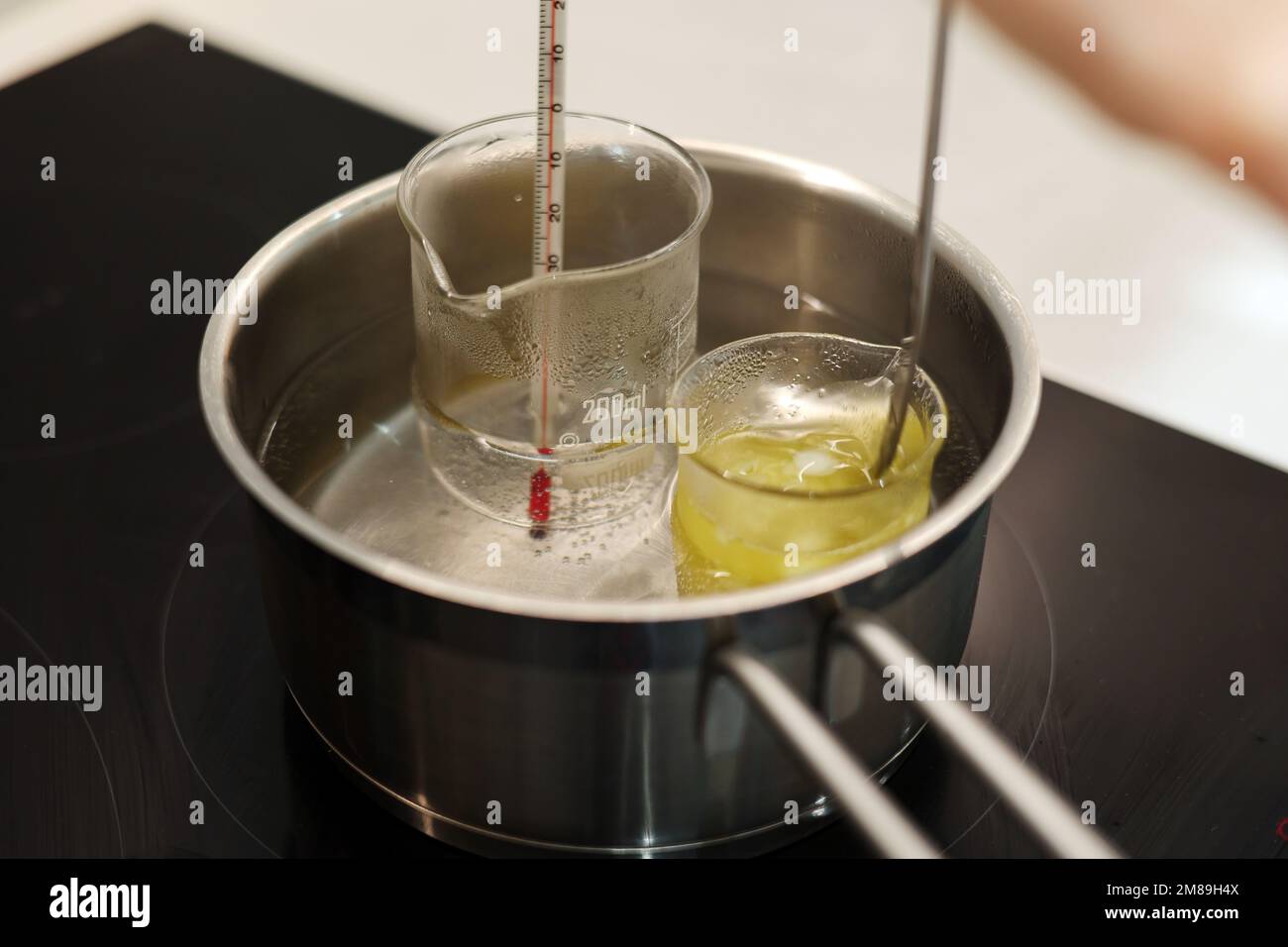 Heat beakers hi-res stock photography and images - Alamy