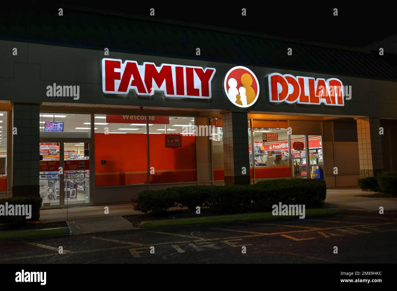 Family dollar hi-res stock photography and images - Alamy