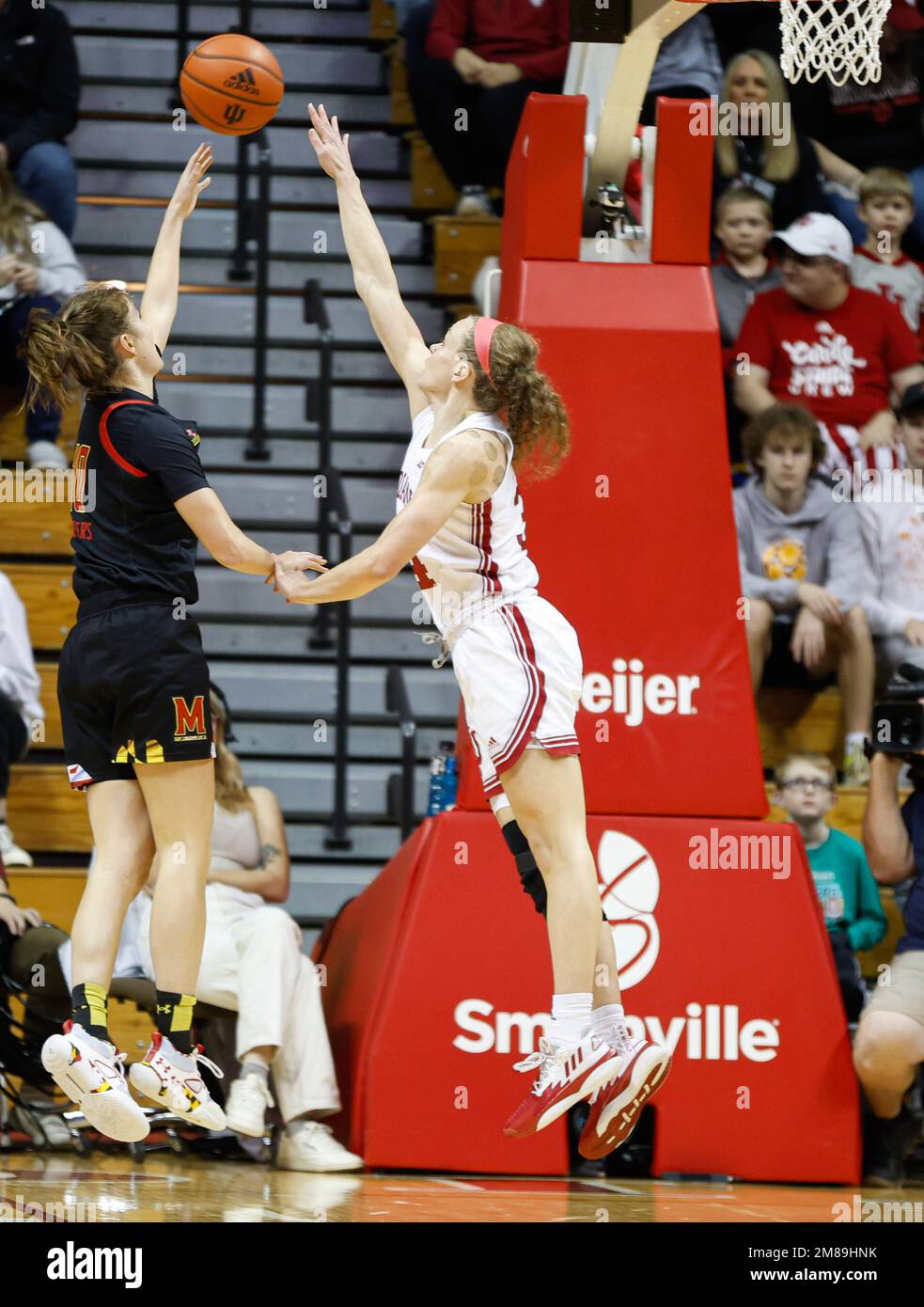 Indiana Hoosiers guard Grace Berger (R) plays defense against Maryland ...