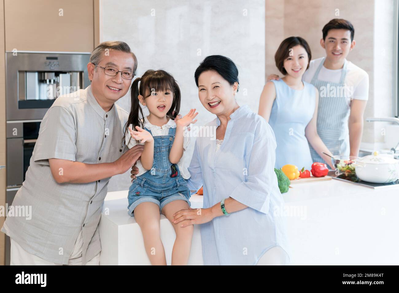 Happy family in the kitchen Stock Photo - Alamy