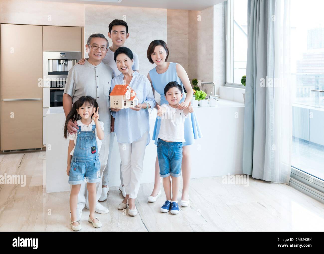 Happy family in the kitchen Stock Photo - Alamy