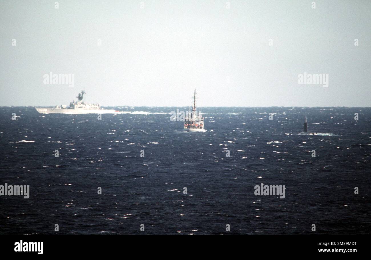 The submarine rescue ship USS PETREL (ASR 14) approaches the frigate ...