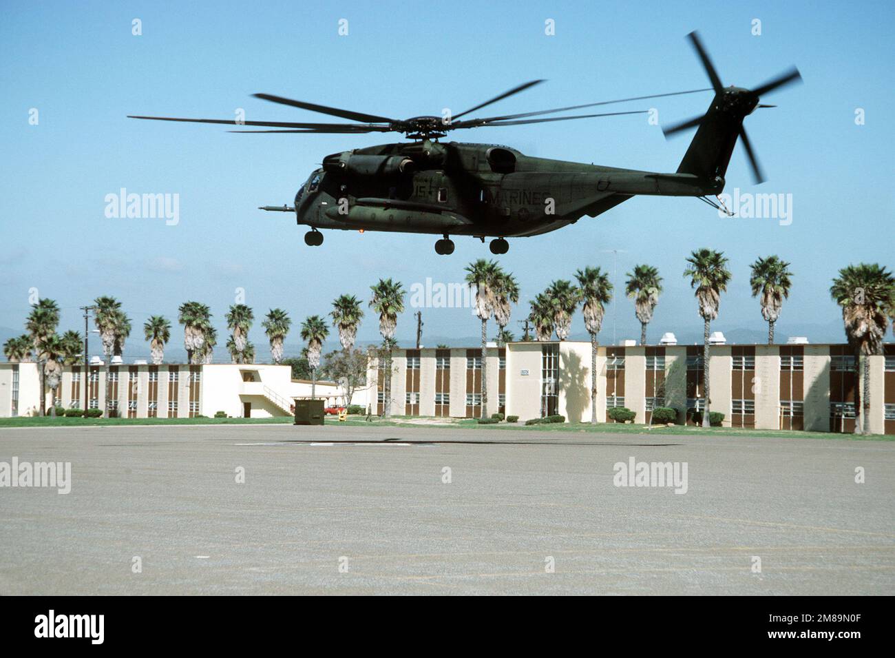 A CH-53E Super Stallion helicopter from Marine Heavy Helicopter ...