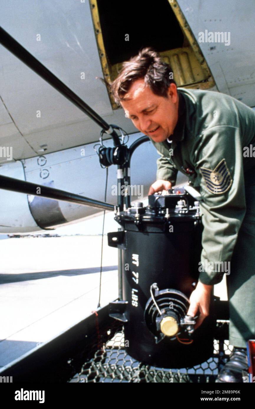 Raf maintenance unit hi-res stock photography and images - Alamy