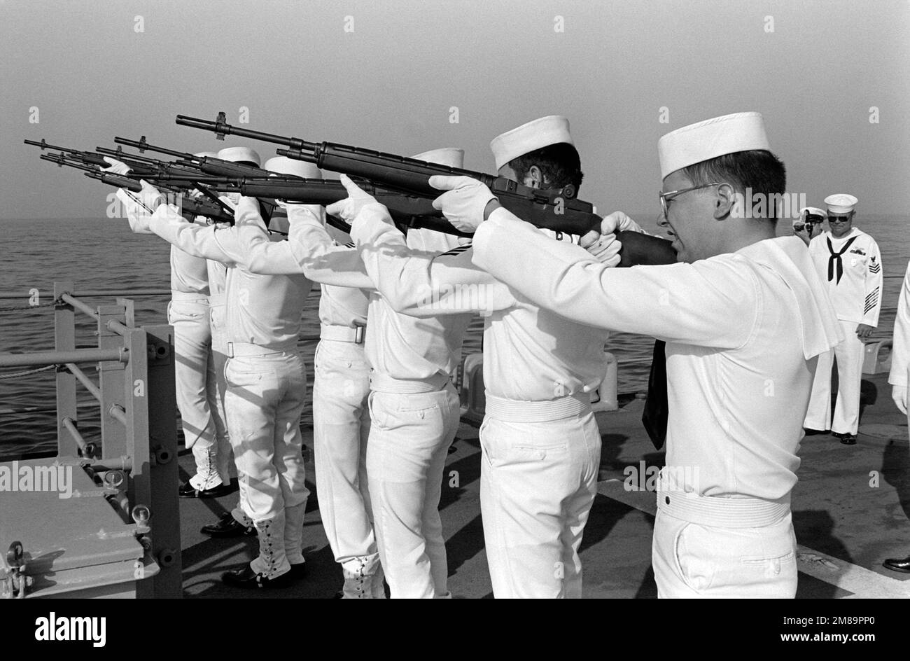 DN-SN-88-06474. Base: USS Stump (DD 978 Stock Photo - Alamy
