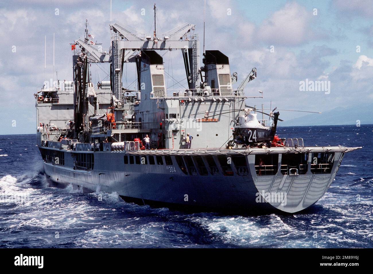 The Australian underway replenishment tanker HMAS SUCCESS (AOR-304 ...