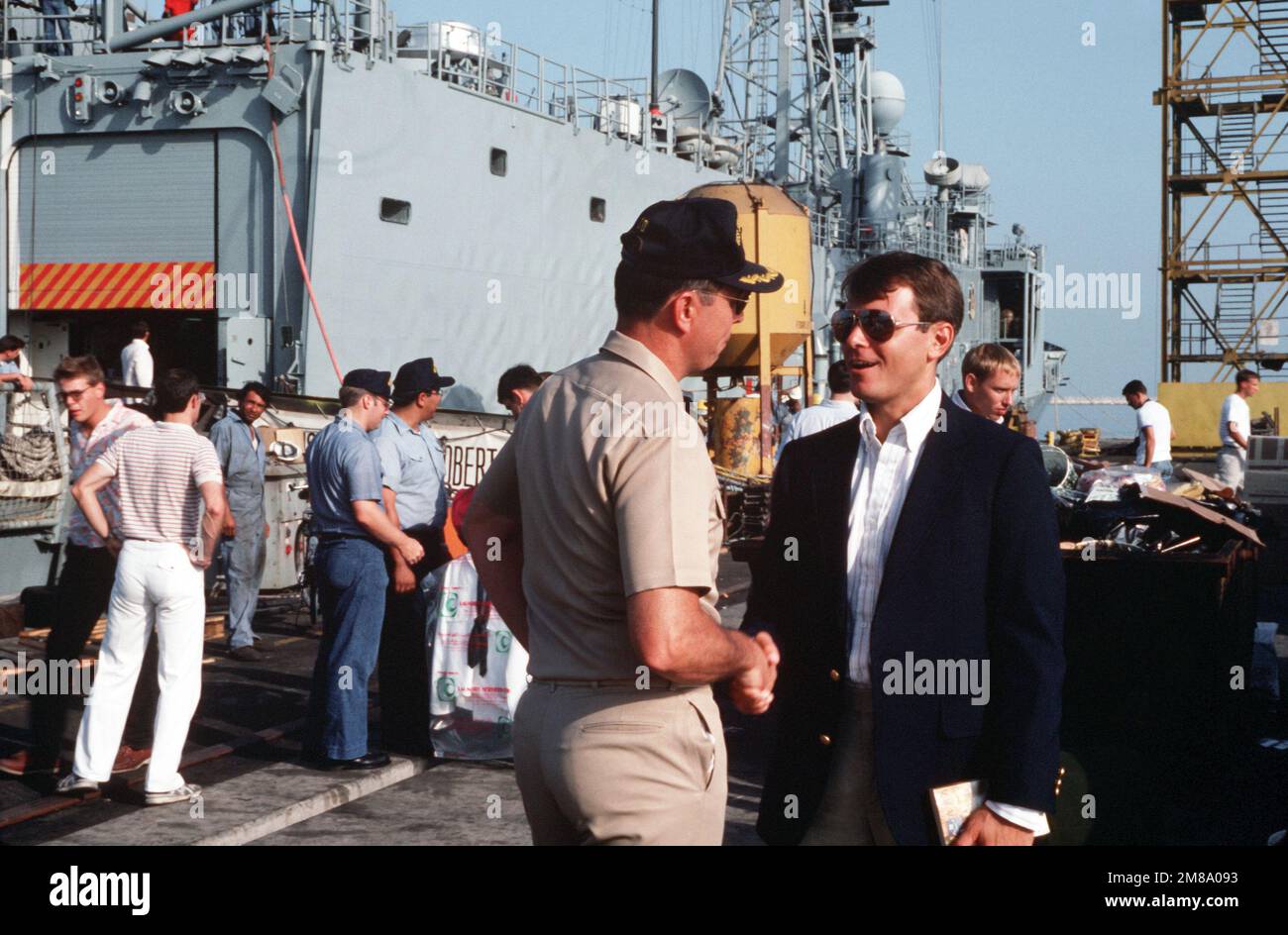 DN-ST-89-04370. Base: USS Samuel B. Roberts (FFG 58 Stock Photo - Alamy