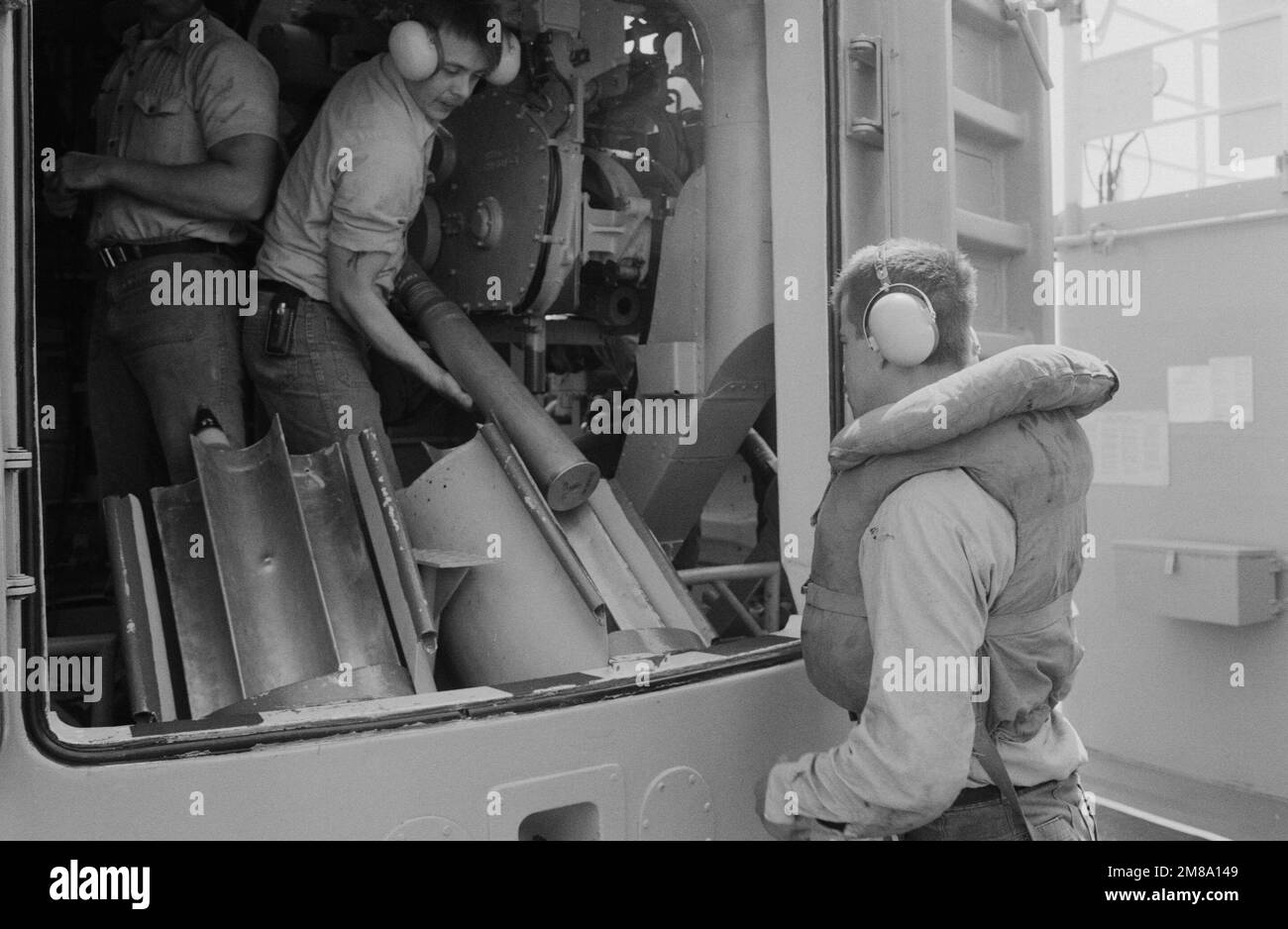 DN-SN-89-02401. Base: USS Sumter (LST 1181) Country: Atlantic Ocean ...