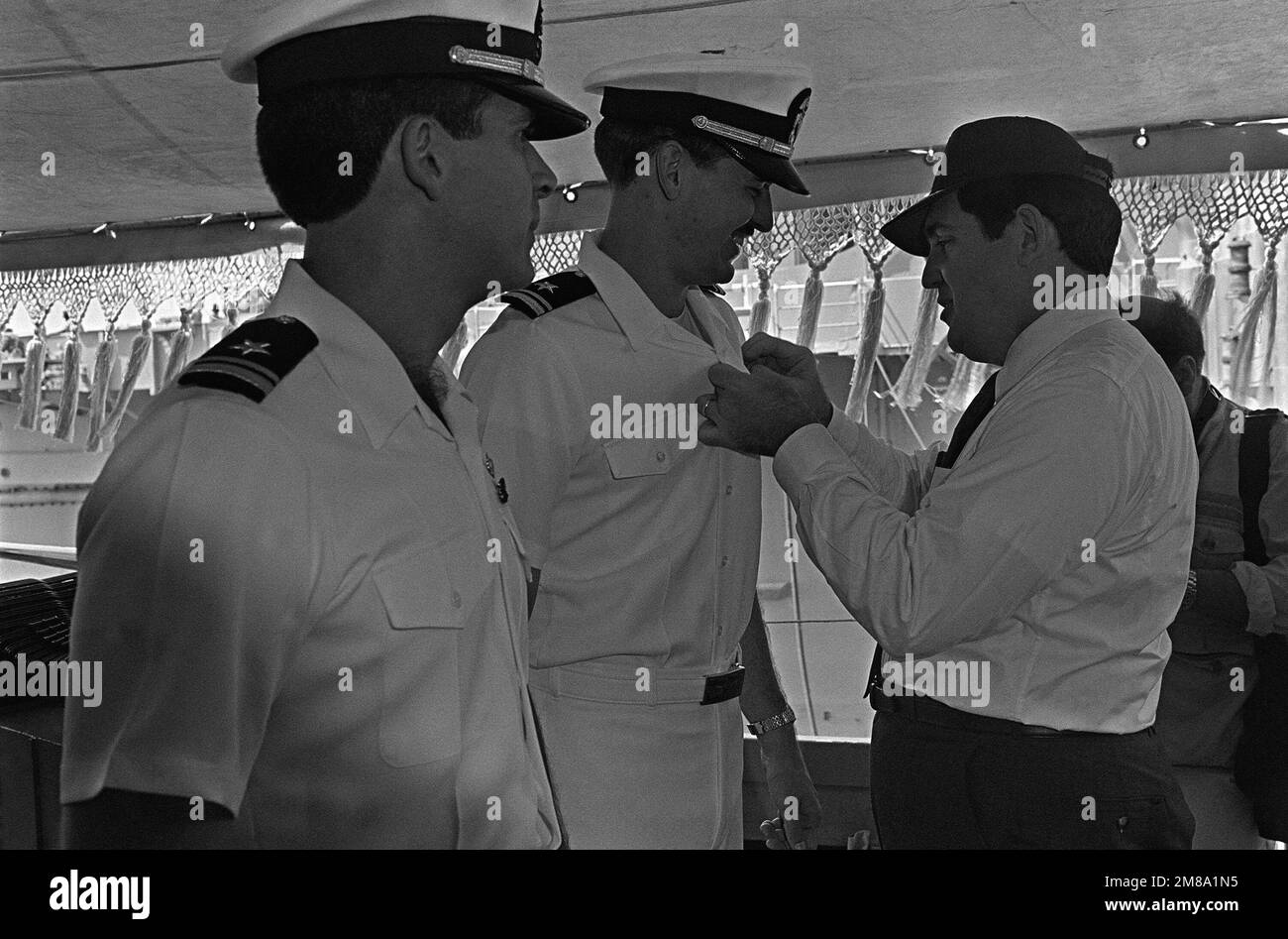 DN-SN-88-08497. Base: USS John Hancock (DD 981 Stock Photo - Alamy