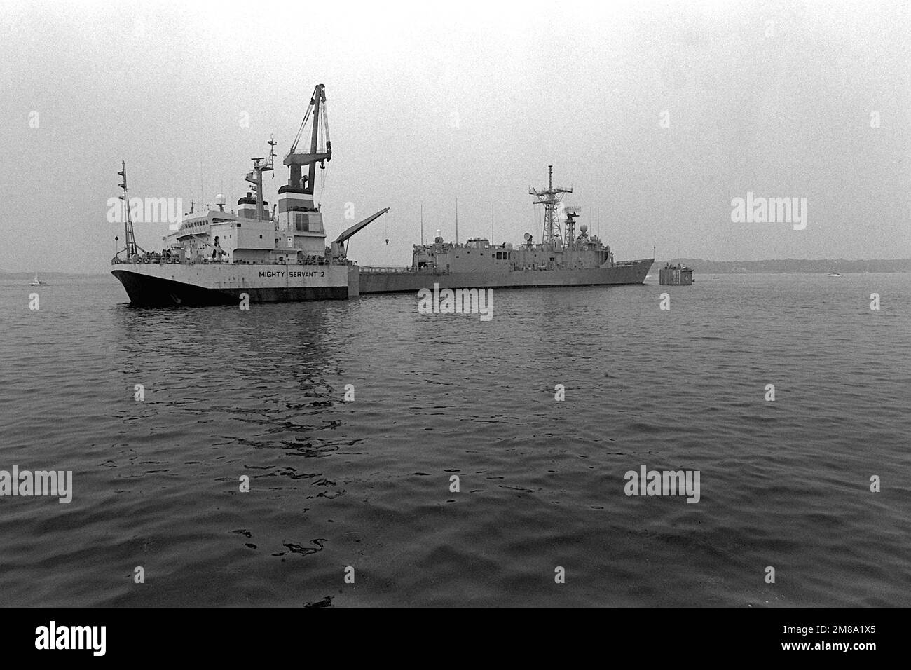 A view of the guided missile frigate USS SAMUEL B. ROBERTS (FFG-58 ...