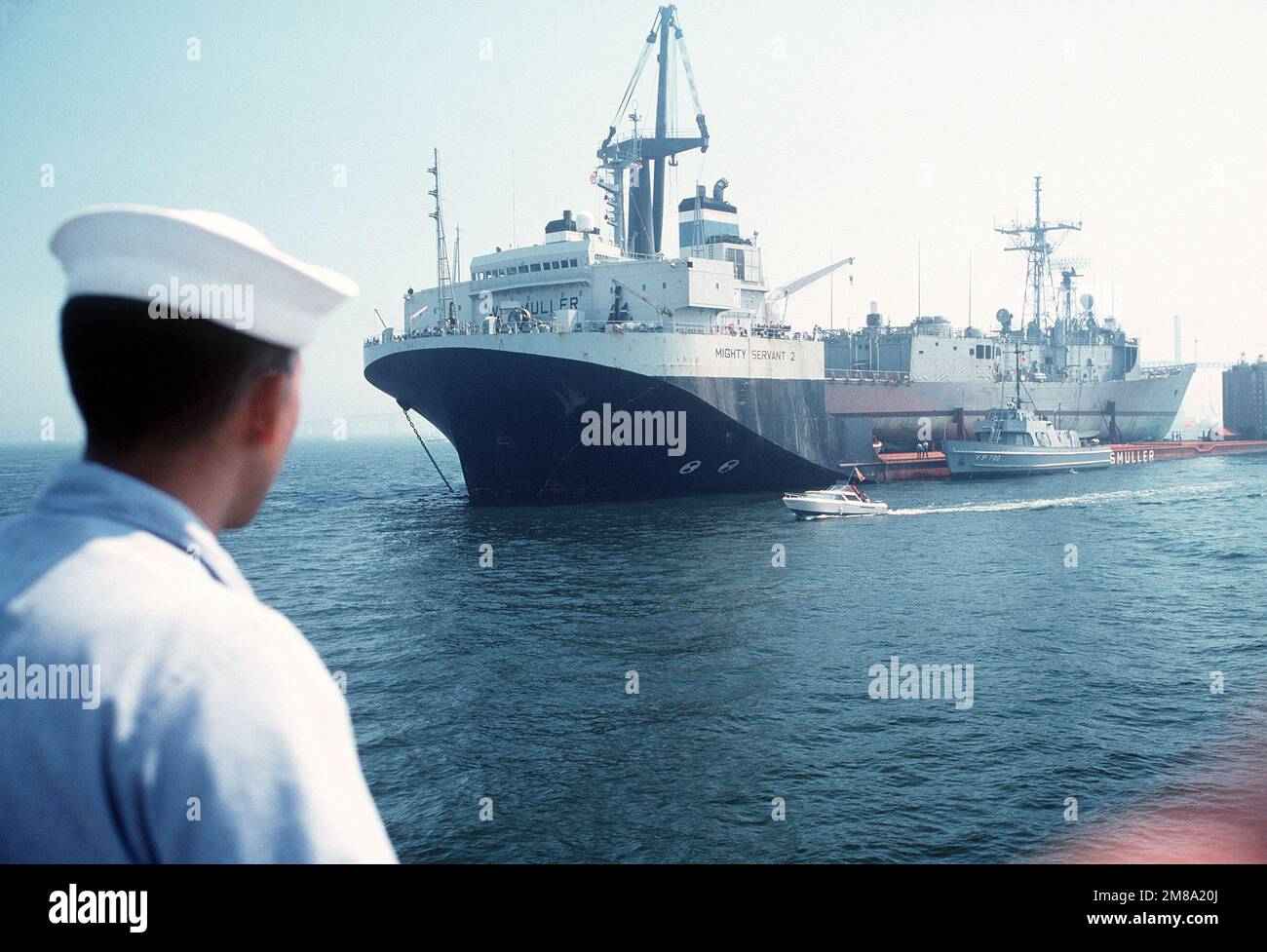 A port bow view of the Dutch heavy lift ship MIGHTY SERVANT II ...