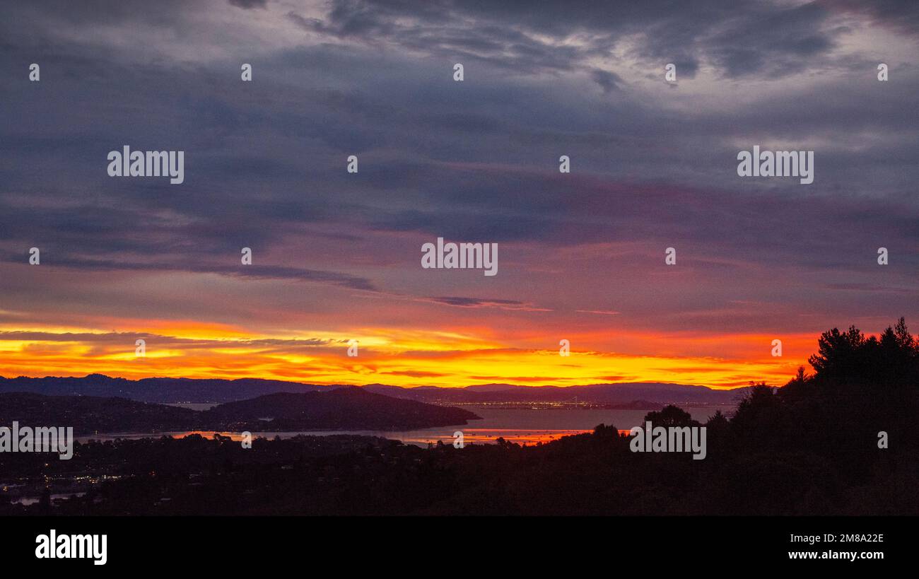 Sunrise over san francisco hi-res stock photography and images - Alamy