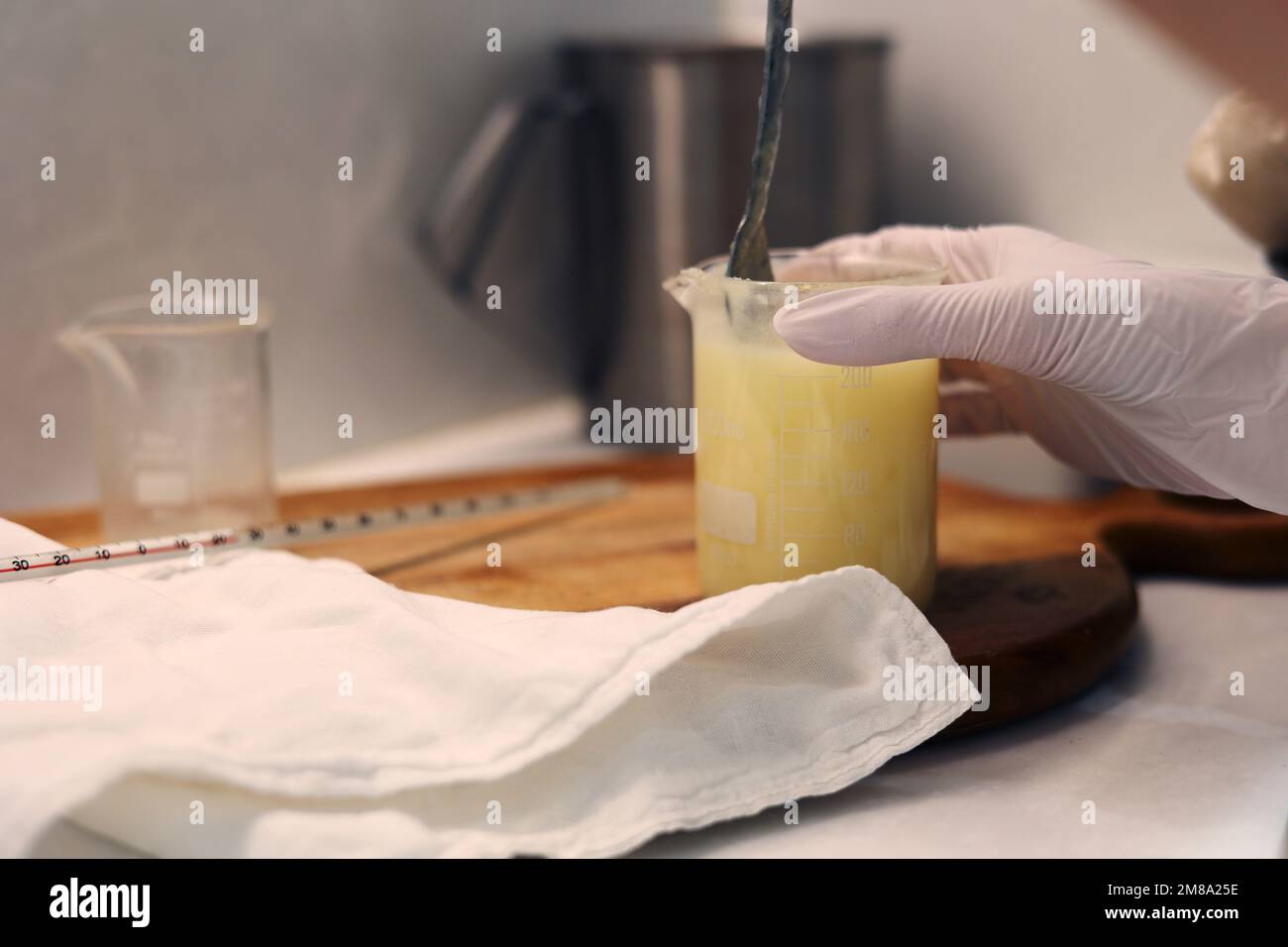 Mix the jojoba oil and water with spoon, the beakers in the laboratory ...