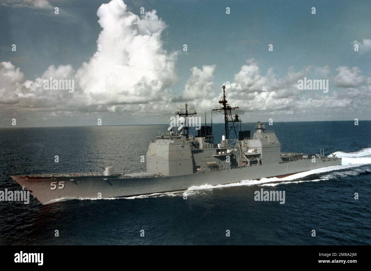 A port bow view of the guided missile cruiser USS LEYTE GULF (CG-55 ...