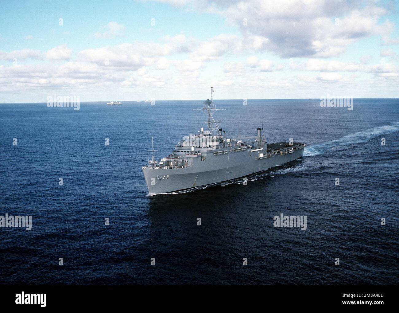 A port bow view of the amphibious transport dock USS NASHVILLE (LPD-13 ...