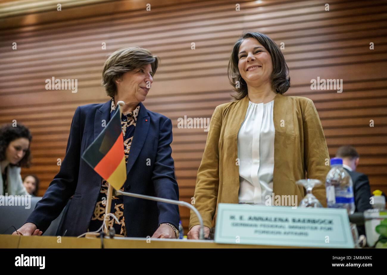 Addis Abeba, Ethiopia. 13th Jan, 2023. Annalena Baerbock (r, Bündnis90 ...