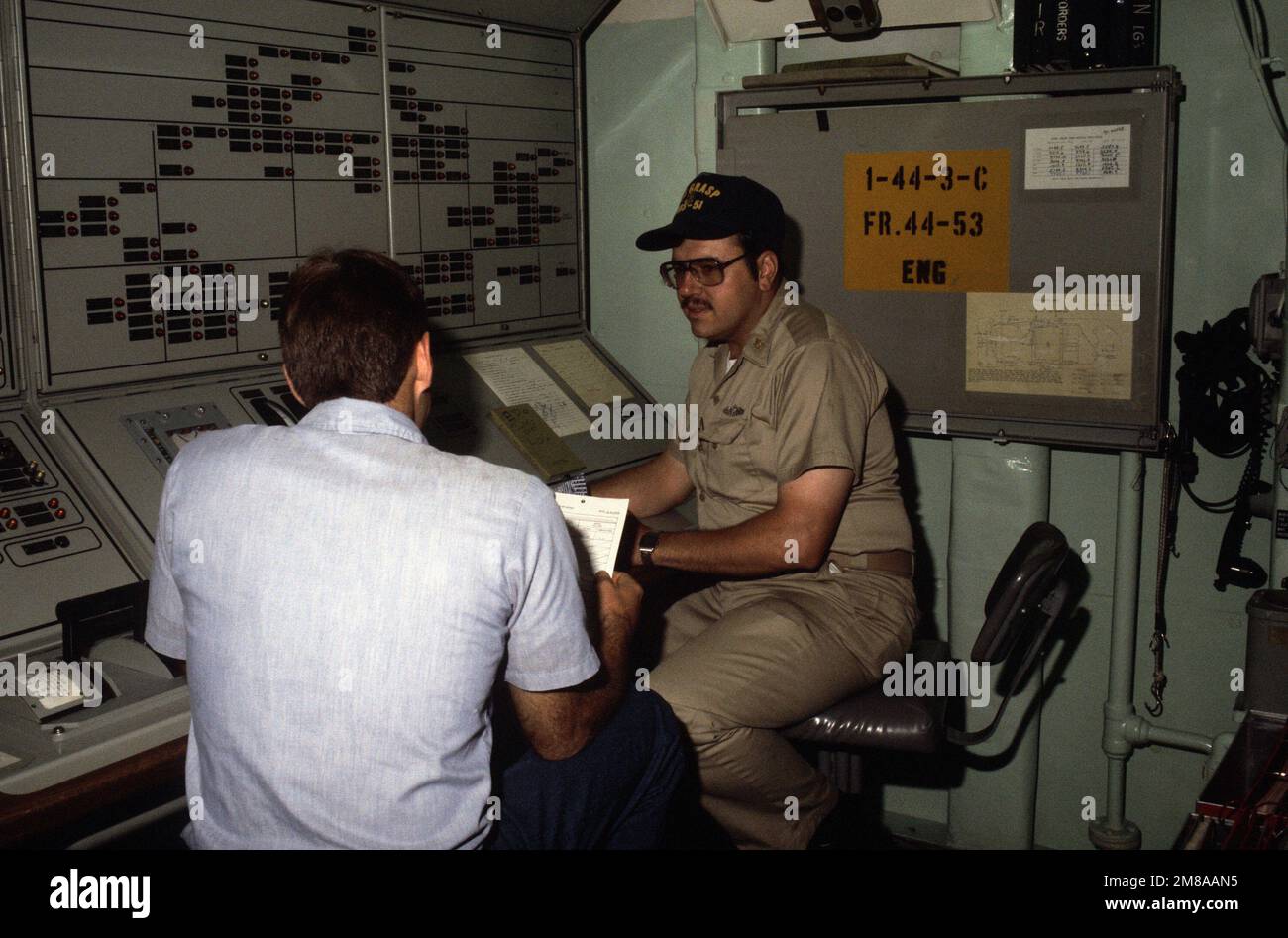 DN-ST-88-09845. Base: USS Grasp (ARS 51 Stock Photo - Alamy