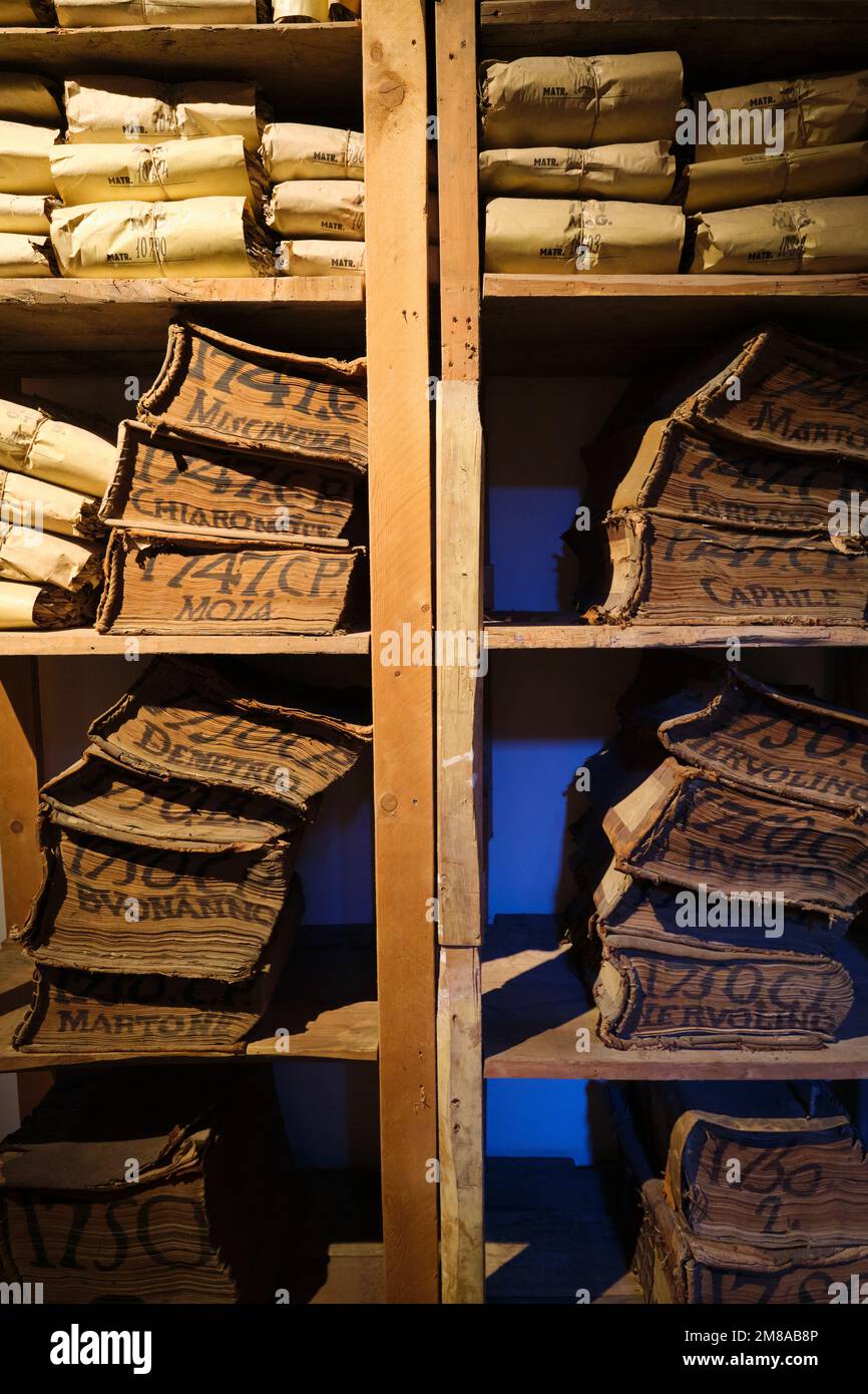 Bank italy indoor hi-res stock photography and images - Alamy